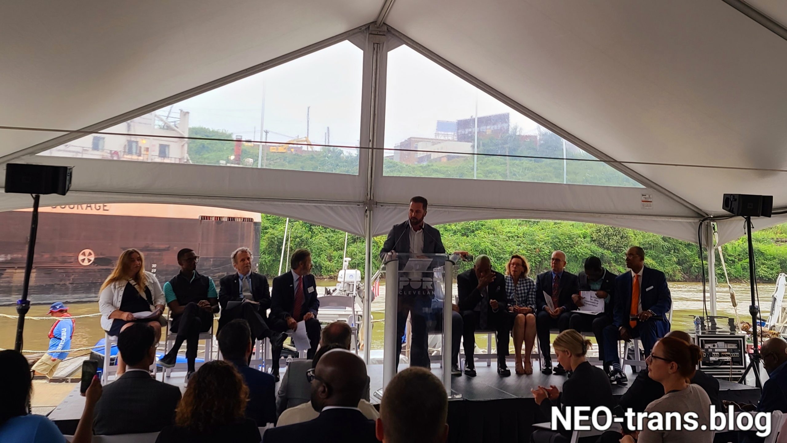 Shoving ye spades into the leitir – NEOtrans